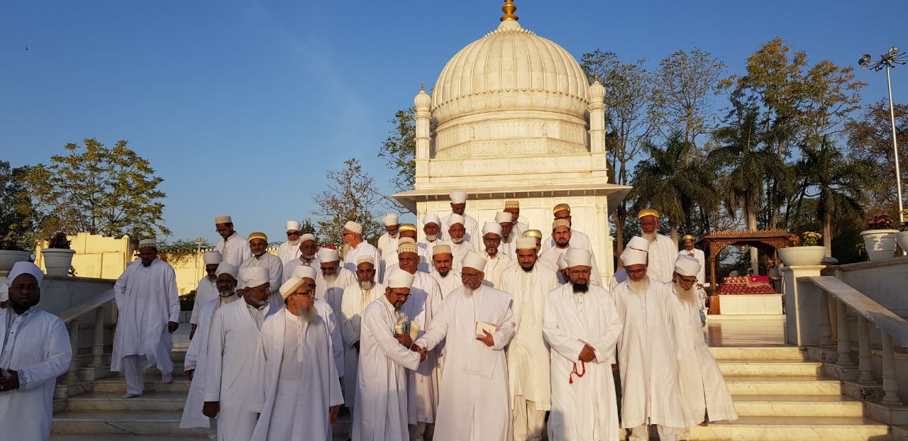 Alavi Bohras - Akhbaar - Visit for the Ziyaarat of S. Fakhruddin ...